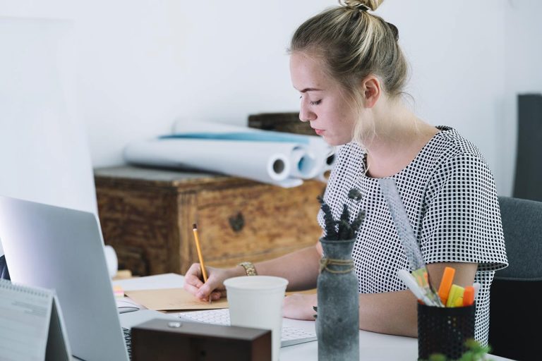 How Do People Make Money Blogging? - Internet Vibes