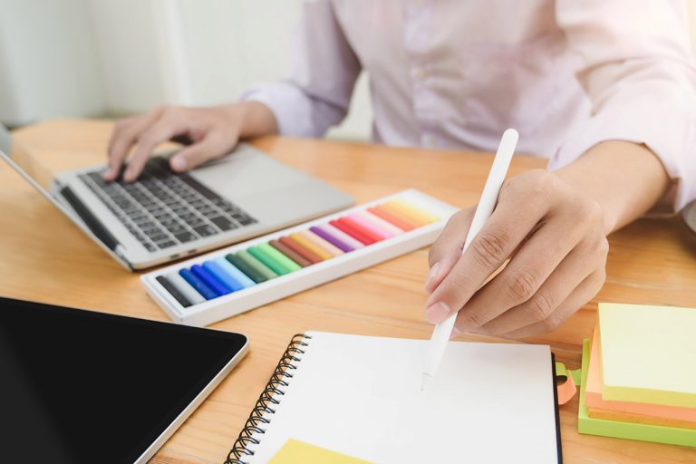 Desk Set-Up Tips For A left-Handed Person - Internet Vibes