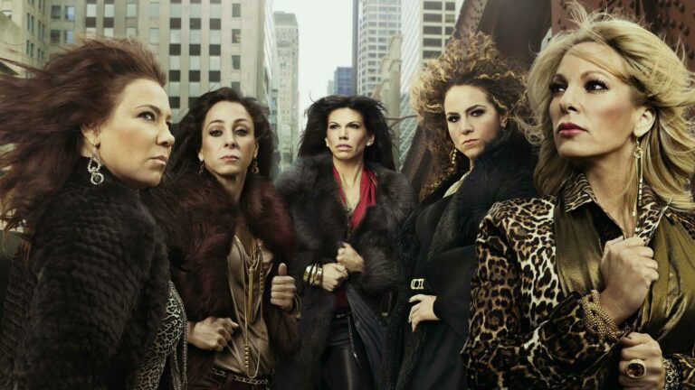 The Chic Wave of Mob Wife Glam in Today's Hottest Trendscape