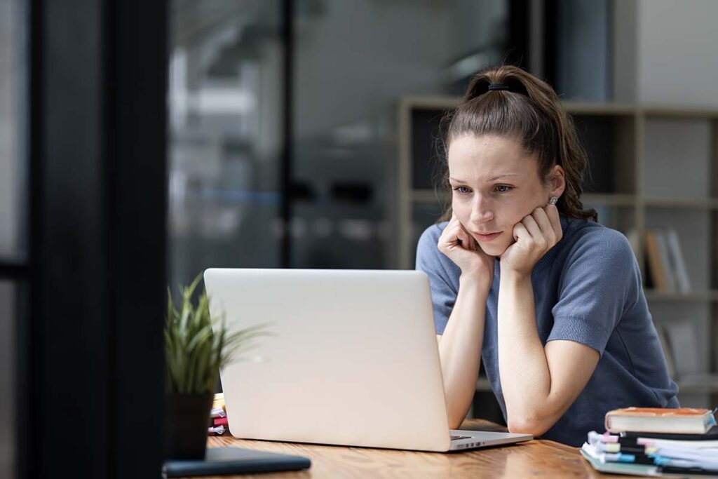 Signs You're Desperately Bored at Work - Internet Vibes